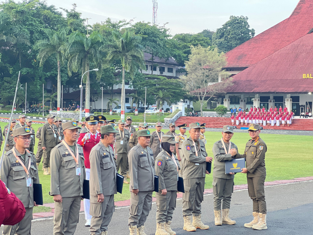 Bupati dan Wakil Bupati Badung Terima Pin Alumni Kehormatan | Kab Badung